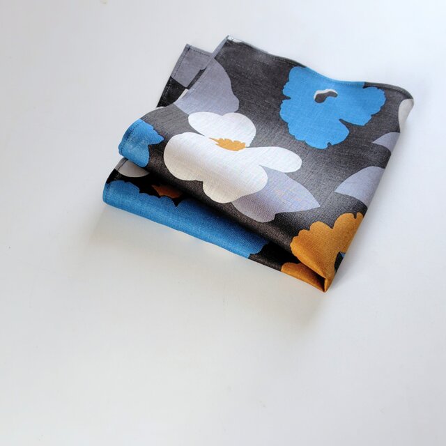 日用品店（布）リネンのハンカチ 40cm×40cm 【 ボタニカル／黒 】LIBERTY | iichi 日々の暮らしを心地よくするハンドメイドやアンティークのマーケットプレイス