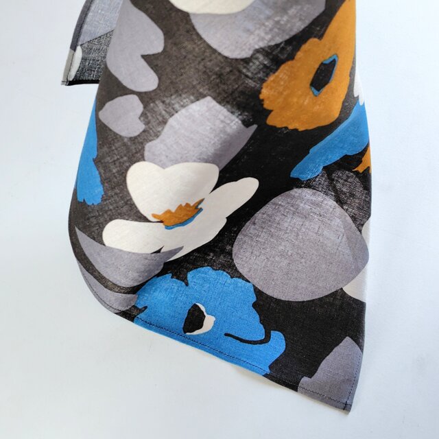 日用品店（布）リネンのハンカチ 40cm×40cm 【 ボタニカル／黒 】LIBERTY | iichi 日々の暮らしを心地よくするハンドメイドやアンティークのマーケットプレイス