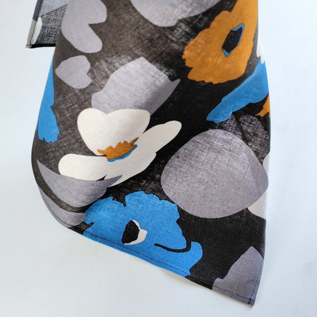 日用品店（布）リネンのハンカチ 40cm×40cm 【 ボタニカル／黒 】LIBERTY | iichi 日々の暮らしを心地よくするハンドメイドやアンティークのマーケットプレイス