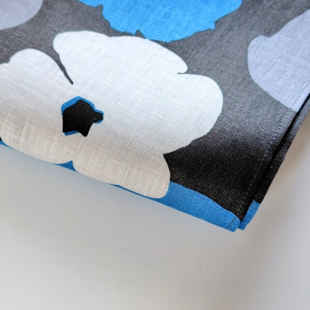 日用品店（布）リネンのハンカチ 40cm×40cm 【 ボタニカル／黒 】LIBERTY | iichi 日々の暮らしを心地よくするハンドメイドやアンティークのマーケットプレイス