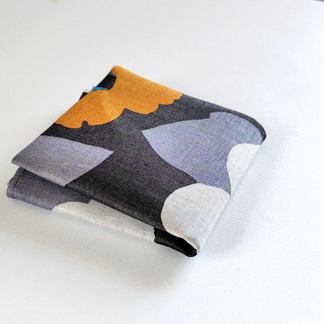 日用品店（布）リネンのハンカチ 40cm×40cm 【 ボタニカル／黒 】LIBERTY | iichi 日々の暮らしを心地よくするハンドメイドやアンティークのマーケットプレイス