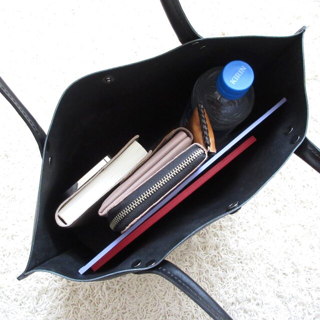 新仕様♪B5サイズ対応《牛革》外マチ・ミディアム・トート・ブラックシュリンク・0593 | iichi 日々の暮らしを心地よくするハンドメイドやアンティークのマーケットプレイス