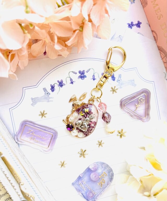 ウサギたまごキーホルダー （思慕のライラック） | iichi 日々の暮らしを心地よくするハンドメイドやアンティークのマーケットプレイス