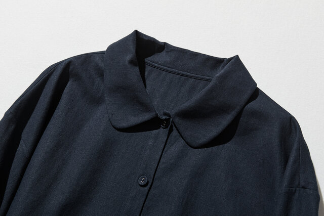 季節を超えて活躍する フレンチリネンの前開きシャツワンピース 紺色 250409-4 | iichi 日々の暮らしを心地よくするハンドメイドやアンティークのマーケットプレイス