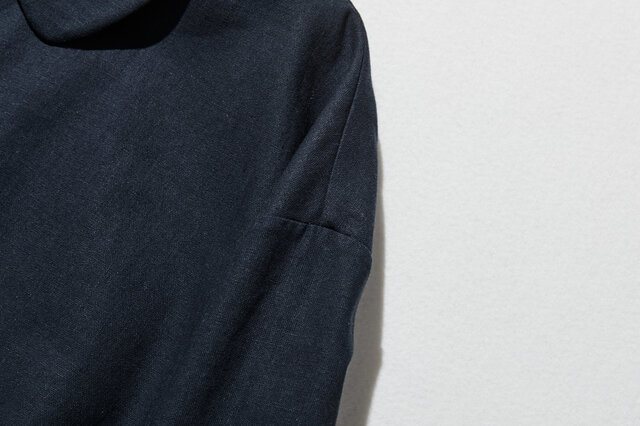 季節を超えて活躍する フレンチリネンの前開きシャツワンピース 紺色 250409-4 | iichi 日々の暮らしを心地よくするハンドメイドやアンティークのマーケットプレイス