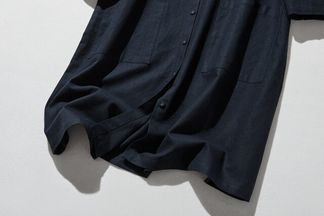 季節を超えて活躍する フレンチリネンの前開きシャツワンピース 紺色 250409-4 | iichi 日々の暮らしを心地よくするハンドメイドやアンティークのマーケットプレイス