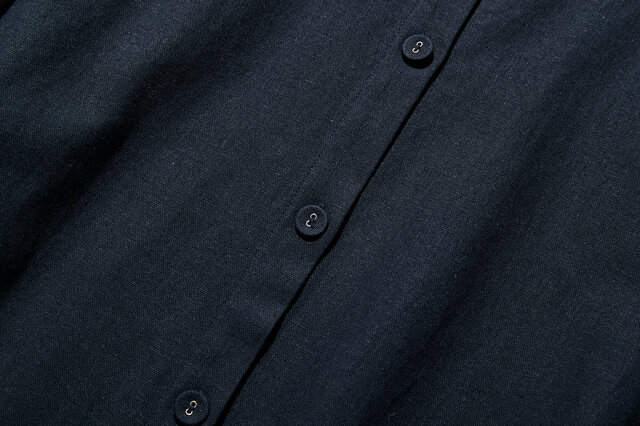 季節を超えて活躍する フレンチリネンの前開きシャツワンピース 紺色 250409-4 | iichi 日々の暮らしを心地よくするハンドメイドやアンティークのマーケットプレイス