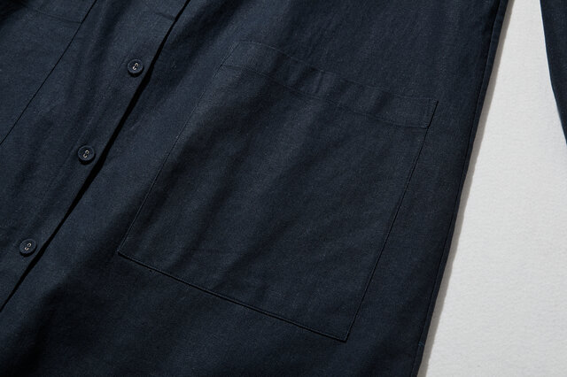 季節を超えて活躍する フレンチリネンの前開きシャツワンピース 紺色 250409-4 | iichi 日々の暮らしを心地よくするハンドメイドやアンティークのマーケットプレイス