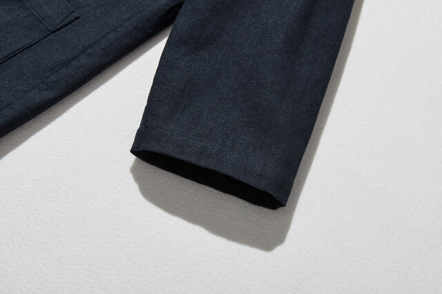 季節を超えて活躍する フレンチリネンの前開きシャツワンピース 紺色 250409-4 | iichi 日々の暮らしを心地よくするハンドメイドやアンティークのマーケットプレイス