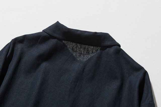 季節を超えて活躍する フレンチリネンの前開きシャツワンピース 紺色 250409-4 | iichi 日々の暮らしを心地よくするハンドメイドやアンティークのマーケットプレイス