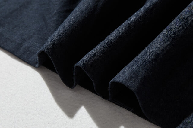 季節を超えて活躍する フレンチリネンの前開きシャツワンピース 紺色 250409-4 | iichi 日々の暮らしを心地よくするハンドメイドやアンティークのマーケットプレイス