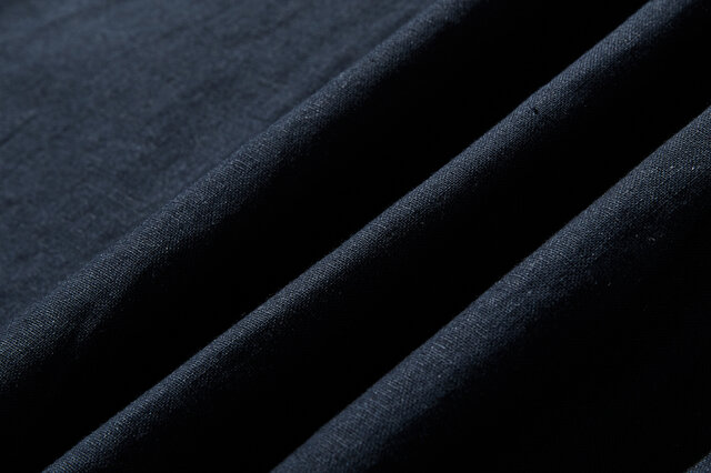 季節を超えて活躍する フレンチリネンの前開きシャツワンピース 紺色 250409-4 | iichi 日々の暮らしを心地よくするハンドメイドやアンティークのマーケットプレイス