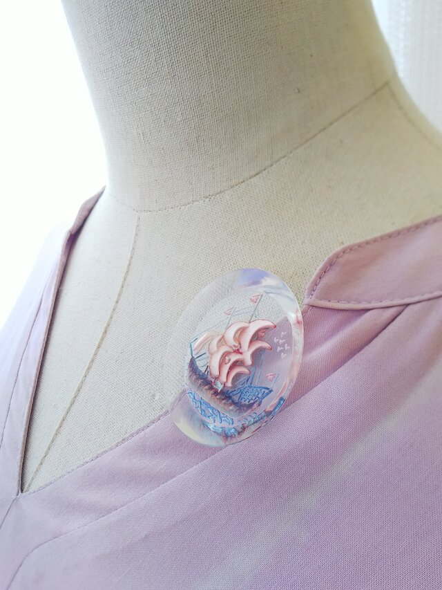 1930年代 さくら色のガレオン船／カモメ／波 Lucite製ブローチ（約44㎜） | iichi 日々の暮らしを心地よくするハンドメイドやアンティークのマーケットプレイス