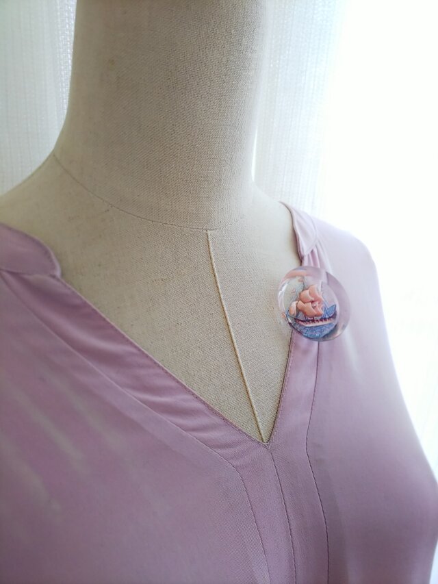 1930年代 さくら色のガレオン船／カモメ／波 Lucite製ブローチ（約44㎜） | iichi 日々の暮らしを心地よくするハンドメイドやアンティークのマーケットプレイス