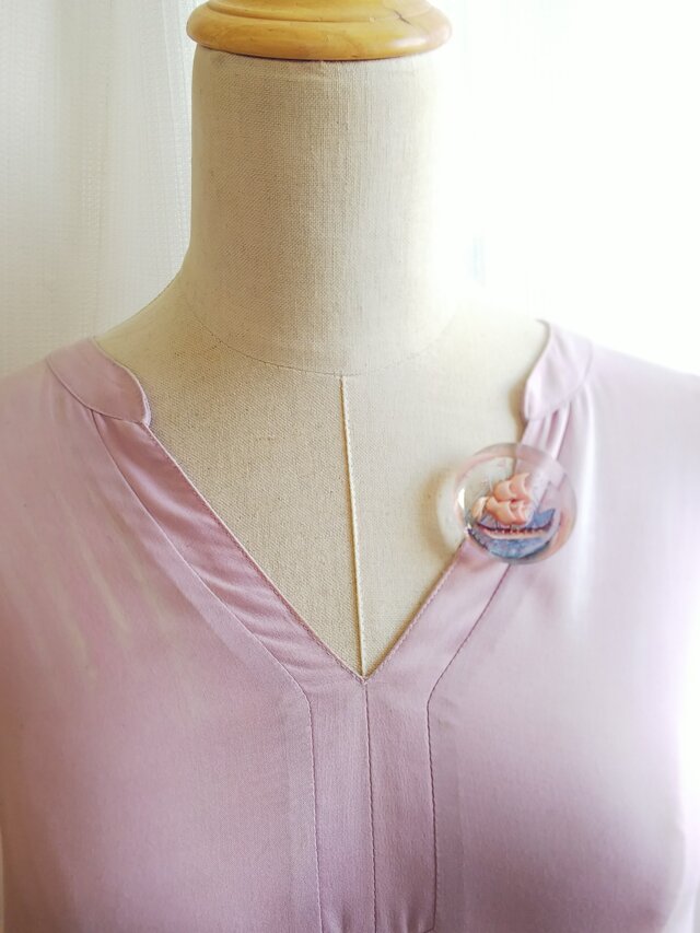 1930年代 さくら色のガレオン船／カモメ／波 Lucite製ブローチ（約44㎜） | iichi 日々の暮らしを心地よくするハンドメイドやアンティークのマーケットプレイス