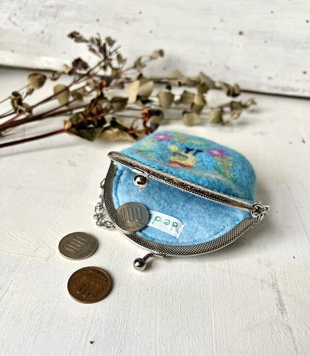 お花のリースと小鳥の刺繍がま口（スカイブルー） | iichi 日々の暮らしを心地よくするハンドメイドやアンティークのマーケットプレイス