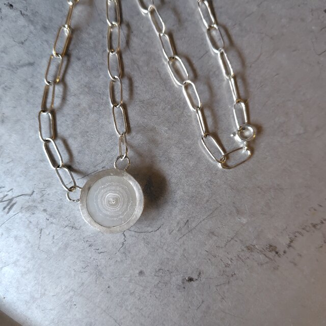ソーラークォーツシルバーネックレス | iichi 日々の暮らしを心地よくするハンドメイドやアンティークのマーケットプレイス