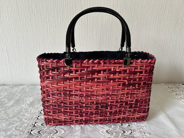 小さめな籐の皮籐のバック・ピンク系 NO.3 | iichi 日々の暮らしを心地よくするハンドメイドやアンティークのマーケットプレイス