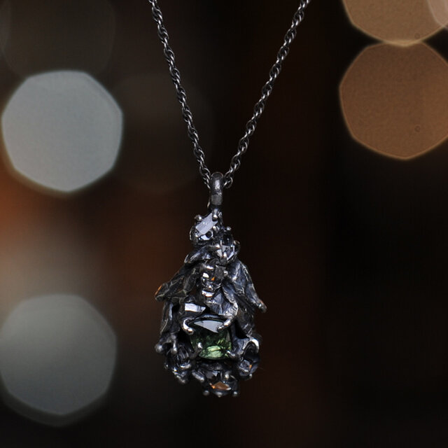 Wild Crystal & Green Sapphire Pendant | iichi 日々の暮らしを心地よくするハンドメイドやアンティークのマーケットプレイス
