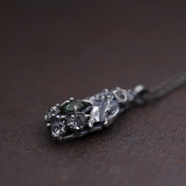 Wild Crystal & Green Sapphire Pendant | iichi 日々の暮らしを心地よくするハンドメイドやアンティークのマーケットプレイス