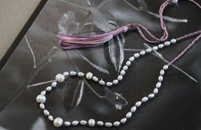 淡水パールと春色シルクコードのネックレス | iichi 日々の暮らしを心地よくするハンドメイドやアンティークのマーケットプレイス