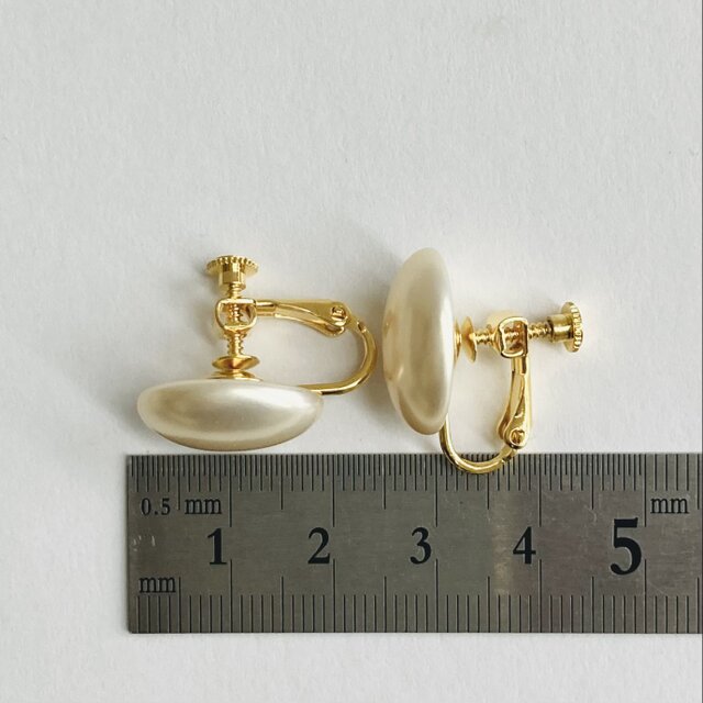 樹脂パールオーバルカボションイヤリング/約13x17.5mm/シャンパンクリーム/G/made in japan vintage | iichi 日々の暮らしを心地よくするハンドメイドや ...