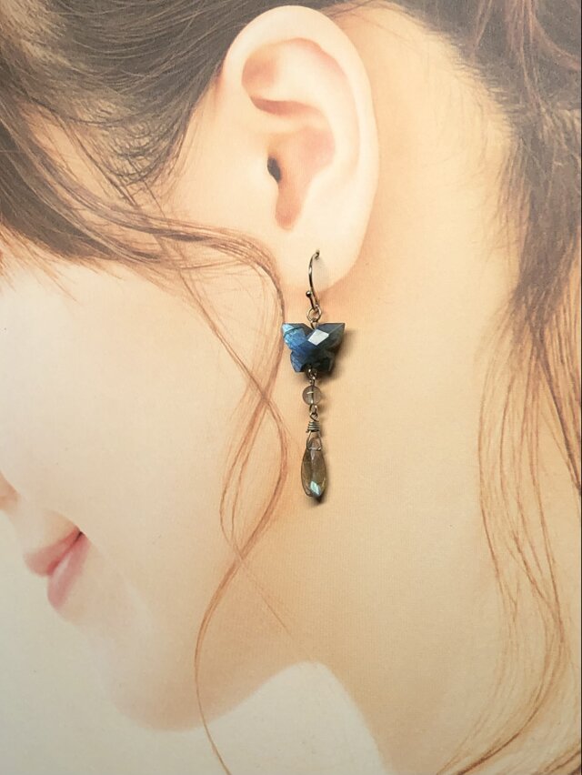 ラブラドライト 天然石 アゲハ バタフライ 蝶々ピアス | iichi 日々の暮らしを心地よくするハンドメイドやアンティークのマーケットプレイス