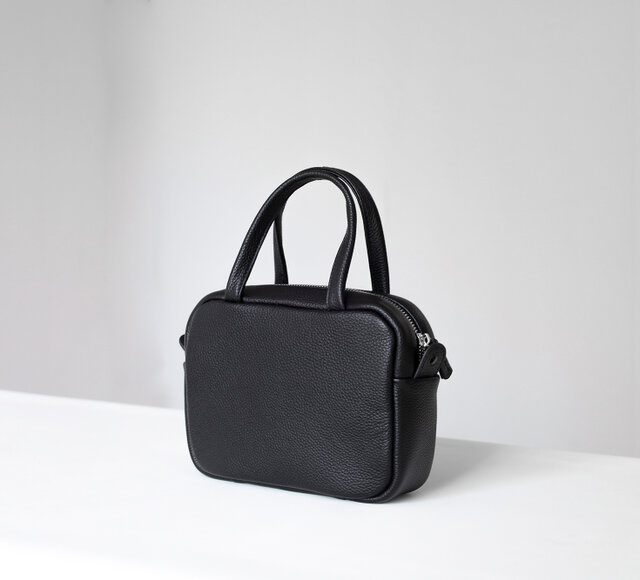 【柔らかいヌメ革】シンプルで軽やか♪ mbox牛革のミニボックスバッグ｜2 Way ショルダーバッグ 母の日 | iichi 日々の暮らしを心地よくするハンドメイドやアンティークのマーケットプレイス