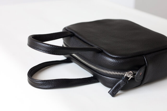 【柔らかいヌメ革】シンプルで軽やか♪ mbox牛革のミニボックスバッグ｜2 Way ショルダーバッグ 母の日 | iichi 日々の暮らしを心地よくするハンドメイドやアンティークのマーケットプレイス