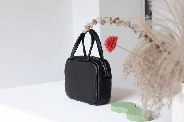 【柔らかいヌメ革】シンプルで軽やか♪ mbox牛革のミニボックスバッグ｜2 Way ショルダーバッグ 母の日 | iichi 日々の暮らしを心地よくするハンドメイドやアンティークのマーケットプレイス