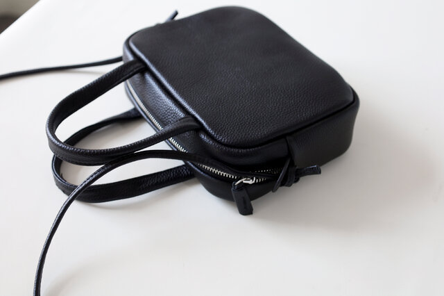 【柔らかいヌメ革】シンプルで軽やか♪ mbox牛革のミニボックスバッグ｜2 Way ショルダーバッグ 母の日 | iichi 日々の暮らしを心地よくするハンドメイドやアンティークのマーケットプレイス