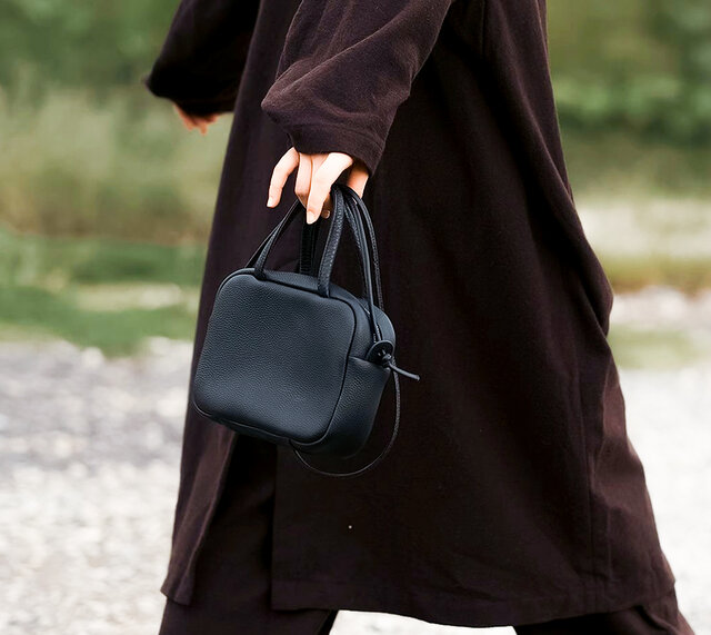 【柔らかいヌメ革】シンプルで軽やか♪ mbox牛革のミニボックスバッグ｜2 Way ショルダーバッグ 母の日 | iichi 日々の暮らしを心地よくするハンドメイドやアンティークのマーケットプレイス