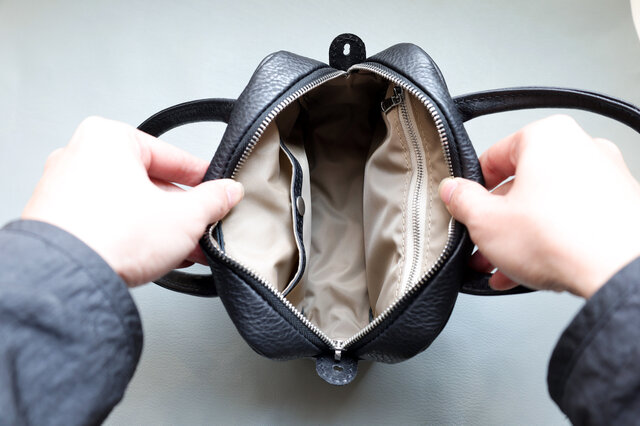 【柔らかいヌメ革】シンプルで軽やか♪ mbox牛革のミニボックスバッグ｜2 Way ショルダーバッグ 母の日 | iichi 日々の暮らしを心地よくするハンドメイドやアンティークのマーケットプレイス