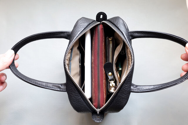 【柔らかいヌメ革】シンプルで軽やか♪ mbox牛革のミニボックスバッグ｜2 Way ショルダーバッグ 母の日 | iichi 日々の暮らしを心地よくするハンドメイドやアンティークのマーケットプレイス