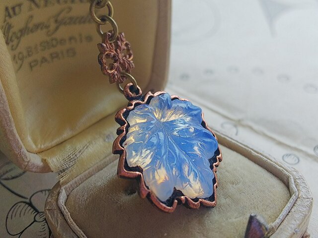 ヴィンテージ White～水色 カエデLeaf／オパールGlass クラシカルネックレス | iichi 日々の暮らしを心地よくするハンドメイドやアンティークのマーケットプレイス