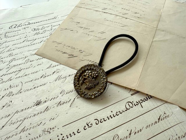 アンティークボタンヘアゴム／カットスチールアールヌーヴォボタン（AB-060） | iichi 日々の暮らしを心地よくするハンドメイドやアンティークのマーケットプレイス