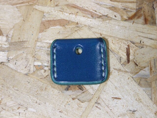 ルガト琉球ブルーのキーカバー 白ステッチ | iichi 日々の暮らしを心地よくするハンドメイドやアンティークのマーケットプレイス