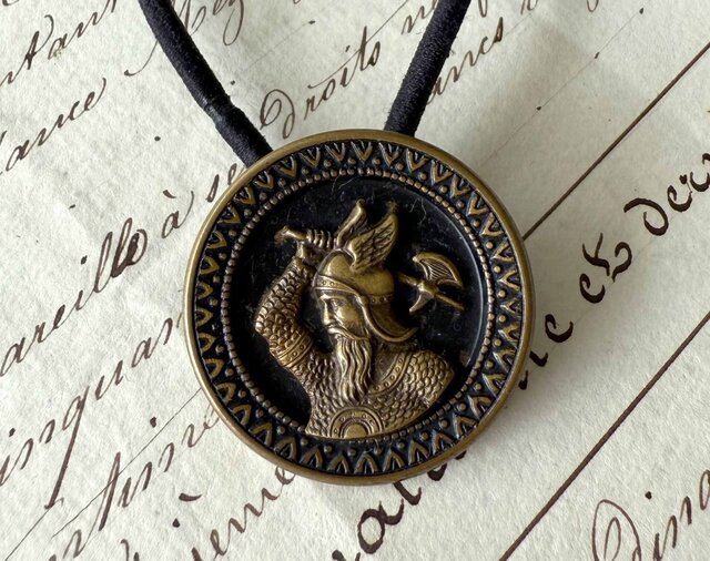 アンティークボタンヘアゴム／斧を持った戦士ボタン（AB-064） | iichi 日々の暮らしを心地よくするハンドメイドやアンティークのマーケットプレイス