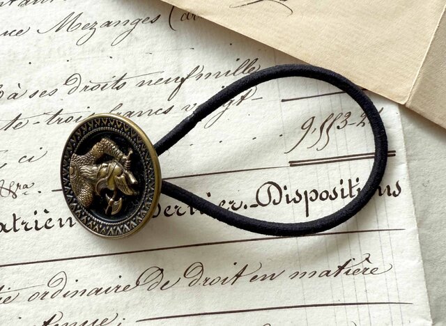 アンティークボタンヘアゴム／斧を持った戦士ボタン（AB-064） | iichi 日々の暮らしを心地よくするハンドメイドやアンティークのマーケットプレイス