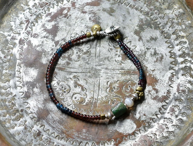 oldチベタンターコイズと古代瑪瑙、ワインレッド＆インディゴブルービーズ、oldチンシルバー＆オリッサブラスのブレス | iichi 日々の暮らしを心地よくするハンドメイドやアンティークの ...