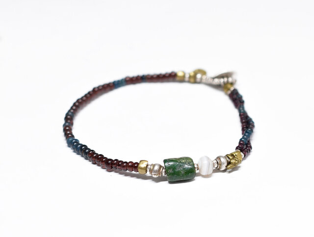 oldチベタンターコイズと古代瑪瑙、ワインレッド＆インディゴブルービーズ、oldチンシルバー＆オリッサブラスのブレス | iichi 日々の暮らしを心地よくするハンドメイドやアンティークの ...