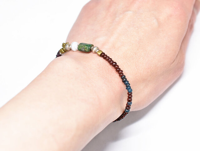 oldチベタンターコイズと古代瑪瑙、ワインレッド＆インディゴブルービーズ、oldチンシルバー＆オリッサブラスのブレス | iichi 日々の暮らしを心地よくするハンドメイドやアンティークの ...