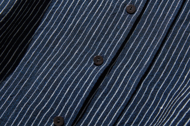 シンプルながらもこだわりのディテールが光る一枚 フランス産リネン100％ストライプシャツ 紺 250410-4 | iichi 日々の暮らしを心地よくするハンドメイドやアンティークのマーケットプレイス