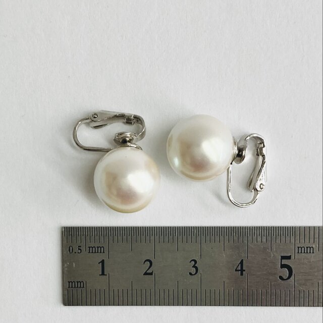 樹脂パールラウンドイヤリング/約14mm/エクリュクリーム/made in japan | iichi 日々の暮らしを心地よくするハンドメイドやアンティークのマーケットプレイス