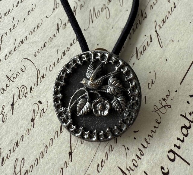 アンティークボタンヘアゴム／花と鳥ボタン（AB-067） | iichi 日々の暮らしを心地よくするハンドメイドやアンティークのマーケットプレイス