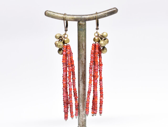 アンティーク金赤mixホワイトハーツとたわわな民族鈴の4連ピアス | iichi 日々の暮らしを心地よくするハンドメイドやアンティークのマーケットプレイス