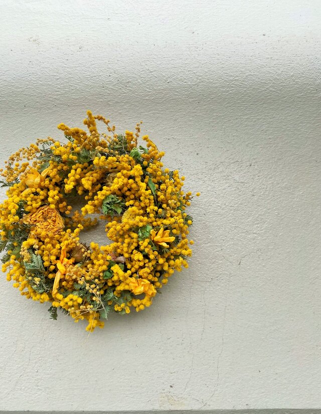 春を告げるミモザのリース | iichi 日々の暮らしを心地よくするハンドメイドやアンティークのマーケットプレイス