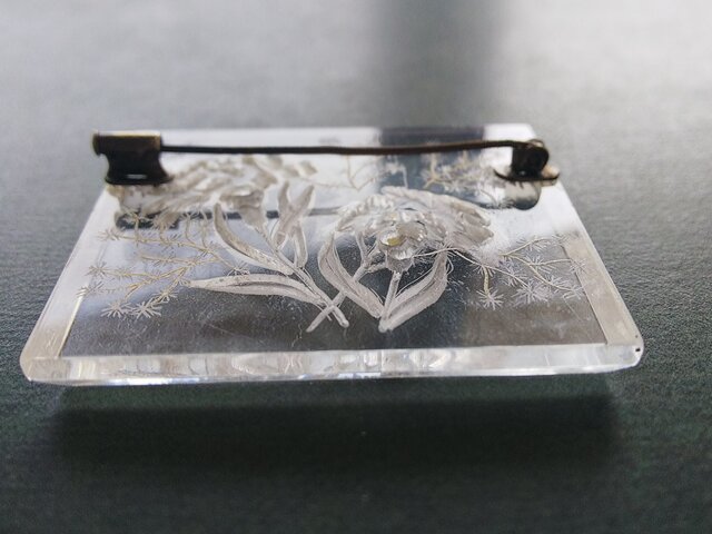 1930年代 Lucite製 カーネーションと小花のブローチ(約55×43） | iichi 日々の暮らしを心地よくするハンドメイドやアンティークのマーケットプレイス