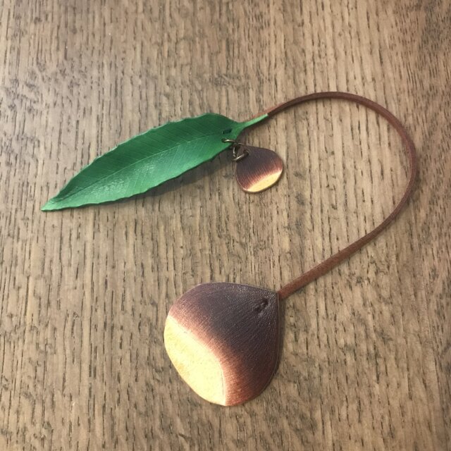 再販 本革 栗の揺れるブックマーク | iichi 日々の暮らしを心地よくするハンドメイドやアンティークのマーケットプレイス