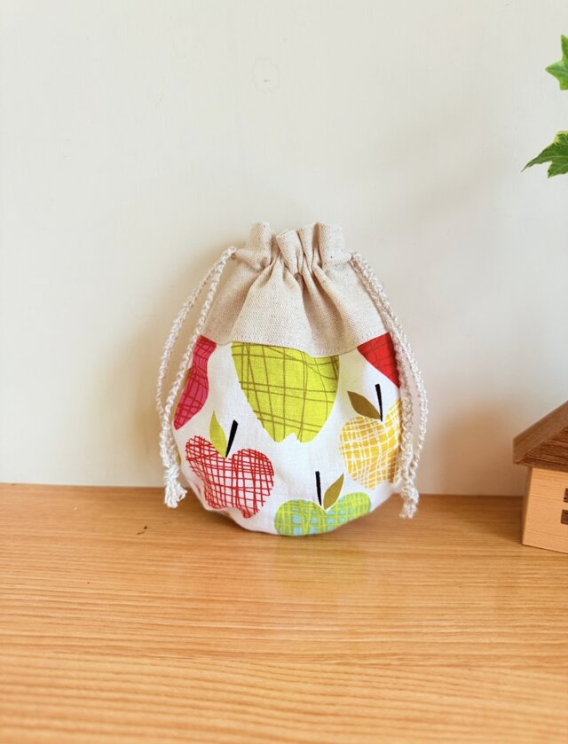 ラウンド型のミニ巾着（りんご） | iichi 日々の暮らしを心地よくするハンドメイドやアンティークのマーケットプレイス